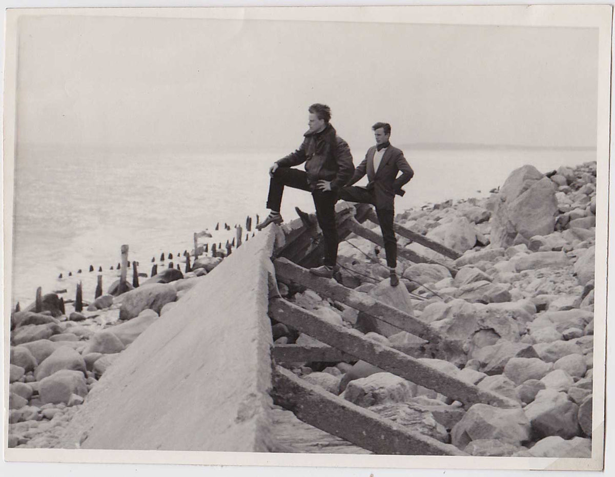 Two Men Posing by the Sea – Homobilia