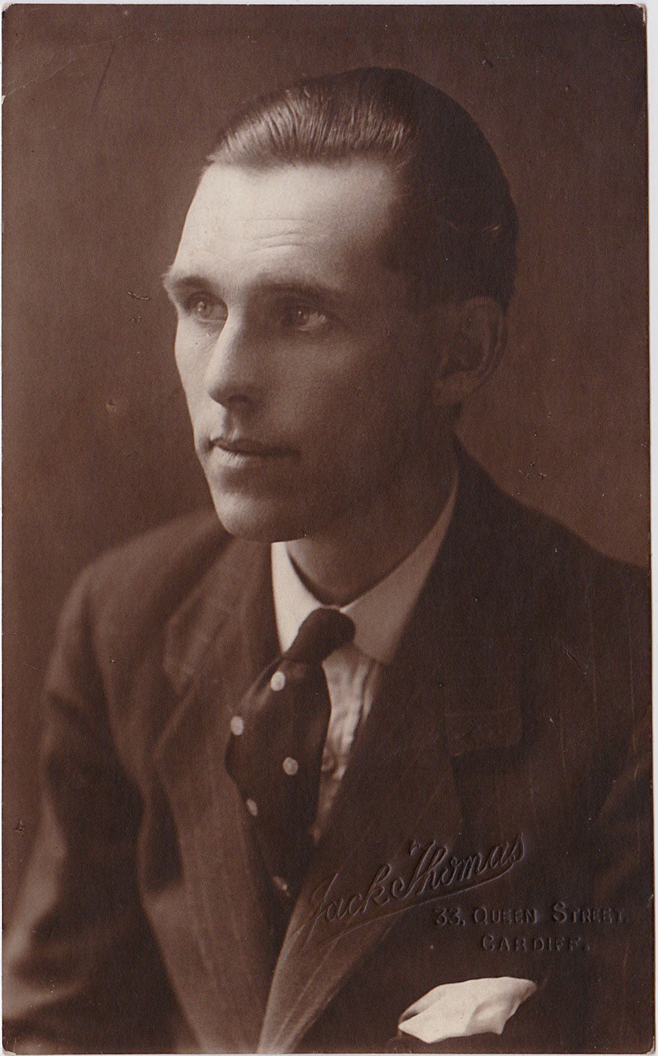 Handsome Welsh Man Studio Portrait – Homobilia