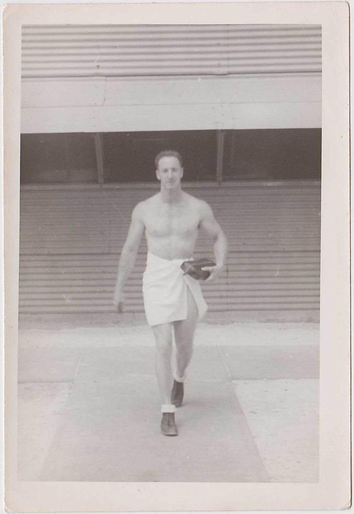 Studly GI Heads to the Showers – Homobilia