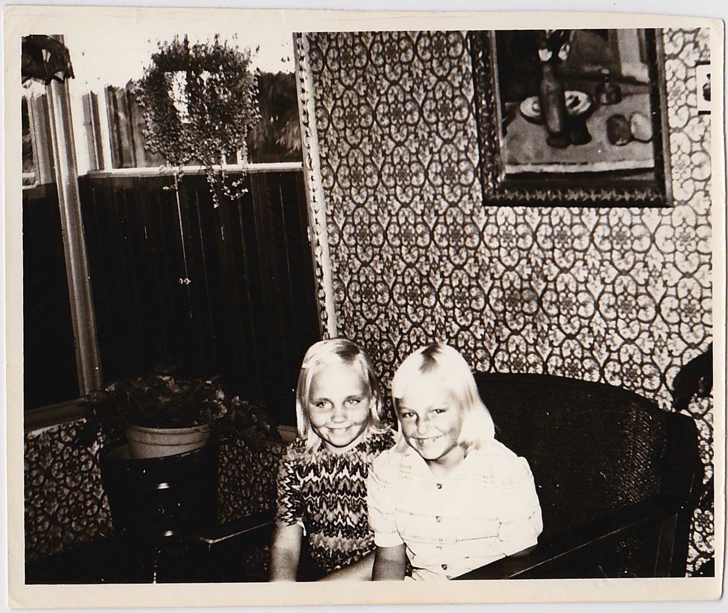 Blond Girls with Knowing Smiles – Homobilia