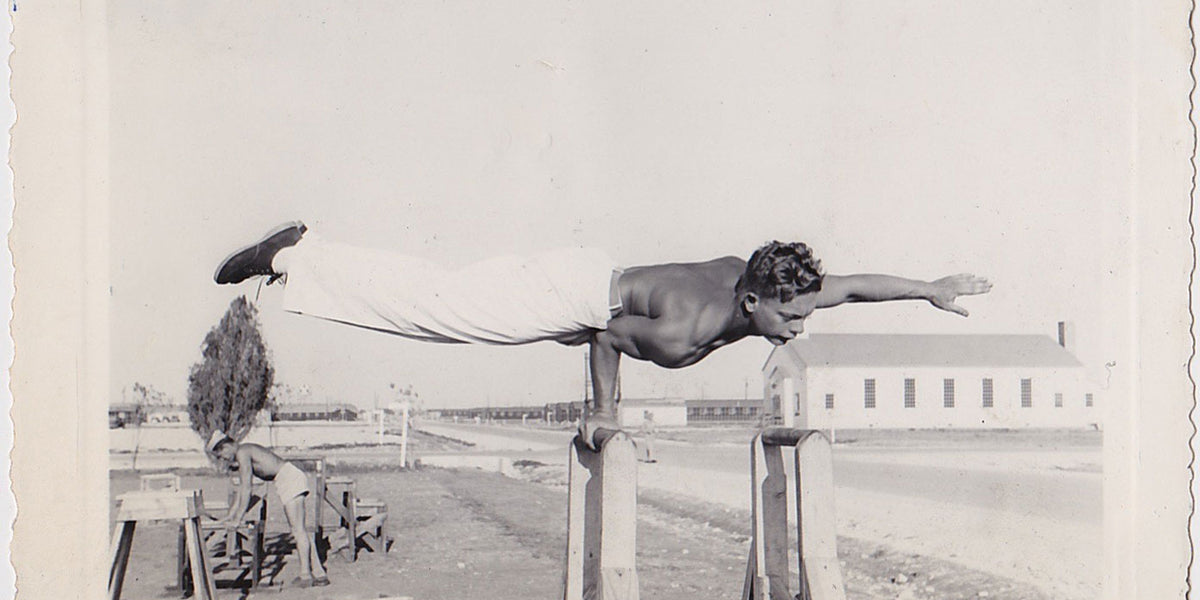 Bodybuilder Balancing on One Arm – Homobilia