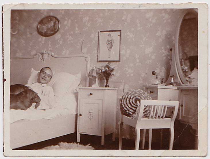 Reggie Adams in Bed – Homobilia